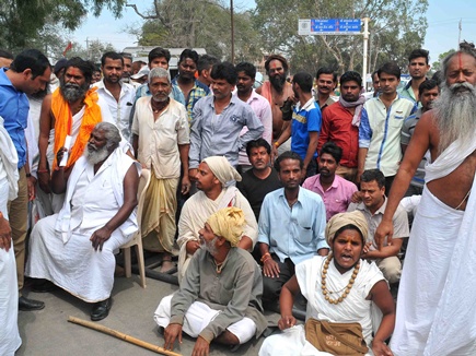कम जमीन मिलने पर भड़के संत सड़क पर बैठे - Meet at ground raging saint ...