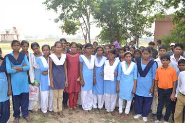 प्राचार्य व शिक्षक करते हैं अभद्रता