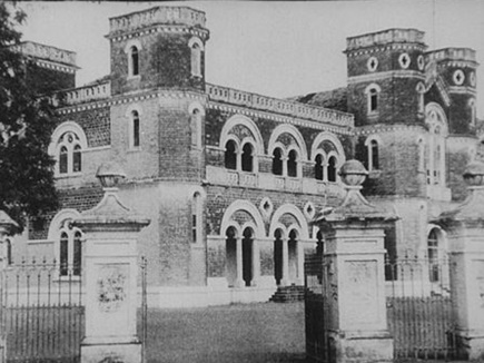 164 साल बाद बंद हुआ वो स्कूल जहां पढ़े थे महात्मा गांधी