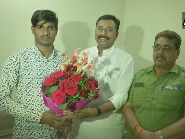 दिग्विजय सिंह को करारा जवाब देने वाले अमित माली का भाजपा ने किया सम्मान ...