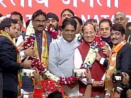 भाजपा में शामिल हुए पूर्व केंद्रीय मंत्री व सपा नेता अशोक प्रधान