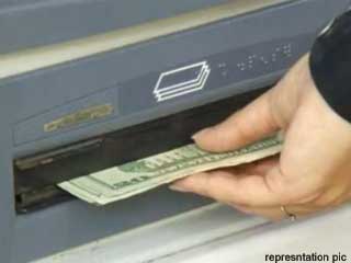 मजेदारः 'खराब' एटीएम ने उगले 140 डॉलर की जगह 37 हजार डॉलर