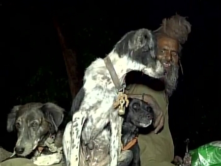 कुत्तों के साथ साधु ने किए अमरनाथ बाबा के दर्शन, बाइक पर ले गए थे साधु