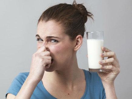 इन संकेतों से पता करें कि दूध सही है या खराब