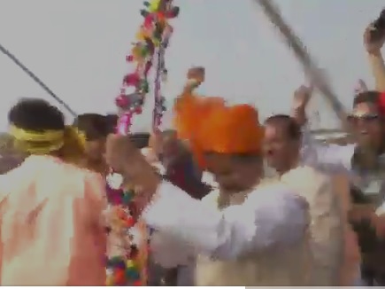 झंडावंदन कर आदिवासी ताल पर खूब थिरके गृहमंत्री बाला बच्चन, देखें VIDEO
