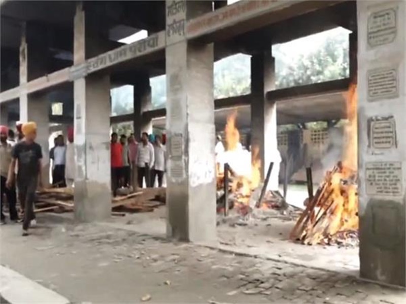 Batala Blast: पटाखा फैक्ट्री विस्फोट में मृतकों के अंतिम संस्कार के लिए ...