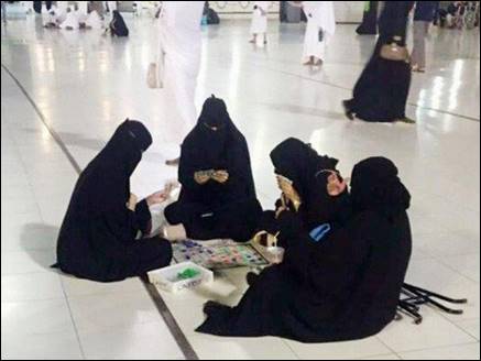 मक्का मस्‍जिद में महिलाओं के बोर्ड गेम खेलने पर विवाद, वायरल हुई तस् ...