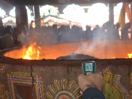 धूनीवाले दादाजी धाम में दर्शनों के लिए उमड़ा श्रद्धालुओं का सैलाब