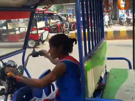 women empowerment : बेटे को फौजी बनाने के लिए दिव्यांग मां ने थामा ई ...