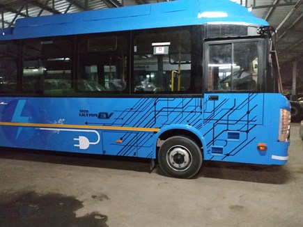 इलेक्ट्रिक बस को दौड़ाने के लिए बिजली का इंतजार