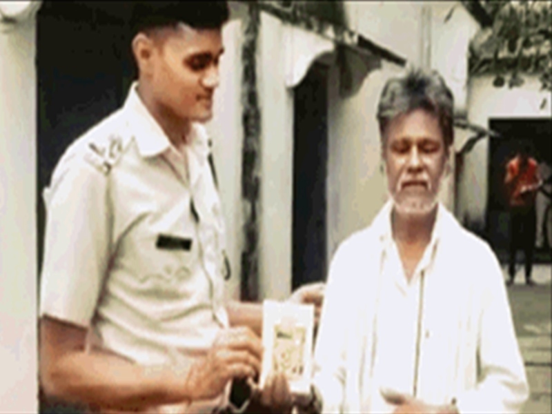 तस्कर ने कहा-गांजा शंकरजी की बूटी तो थाना प्रभारी ने थमा दी गीता ...