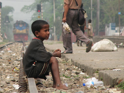 भारत में गरीबी है बच्चों के खिलाफ हिंसा की जड़