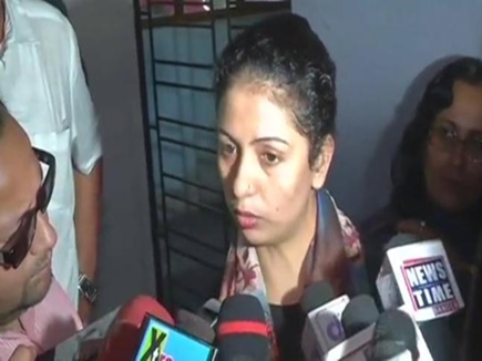 कोलकाता: अब मीडिया पर भड़कीं शमी की पत्नी हसीन जहां, तोड़ा कैमरा