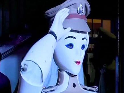 देश का पहला रोबोट पुलिस अधिकारी ड्यूटी पर तैनात, सीएम को देख यूं किया ...