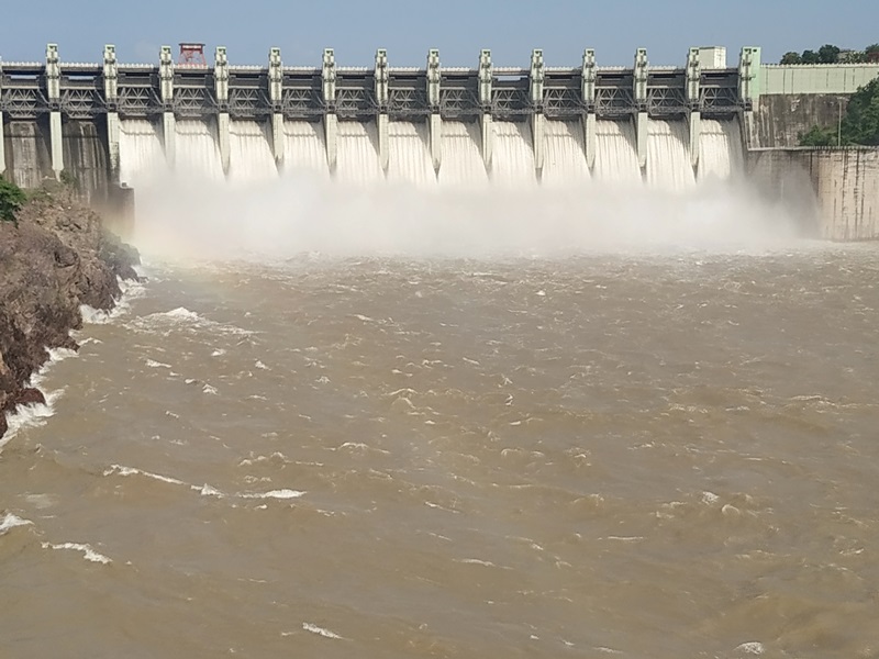 नर्मदा उफान पर, ओंकारेश्वर में घाट जलमग्न, श्रद्धालुओं के जाने पर प्रतिबंध