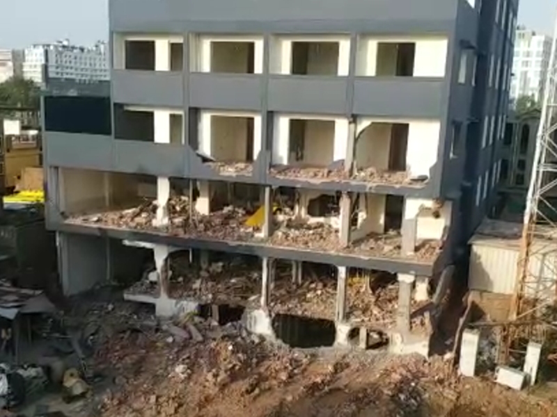 इंदौर में ग्रीन बेल्ट पर बनी इमारत डायनामाइट से ध्वस्त करना आरंभ, देखें ...