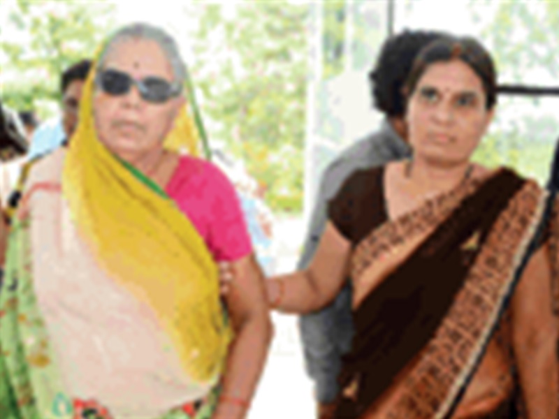 खुद के खर्च पर ऑपरेशन के बाद बावजूद छीन ली रोशनी, एक की निकाली आंख ...