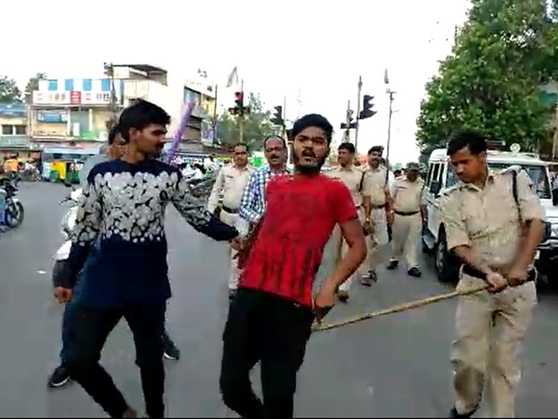 इंदौर के परदेशीपुरा में गुंडे की हत्या के आरोपियों का पुलिस ने निकाला ...