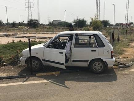 इंदौर में आरटीओ के ट्रायल ट्रैक पर फिर हादसा, रेलिंग में घुसी कार