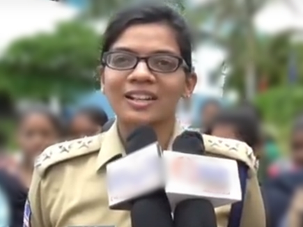 टीआरएस की रैली में पिता ने किया बेटी को सैल्यूट, मुस्कुरा उठे लोग जानिए ...