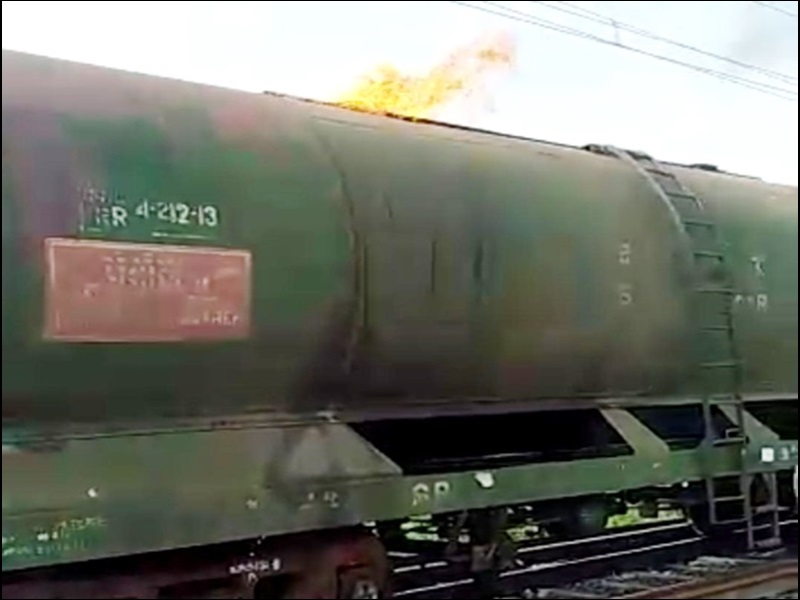 Video Fire in Petrol wagon in Harda : पेट्रोल से भरे एक वैगन में लगी आग ...