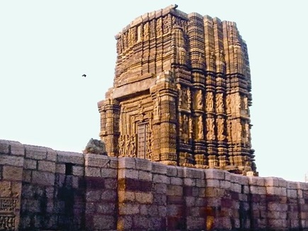 VIDEO : अनूठा और अधूरा विष्णु मंदिर, इस कारण 900 साल पहले बंद हो गया था काम