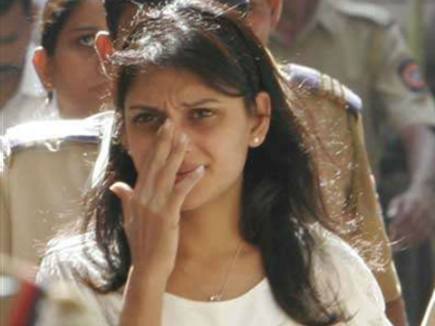 हज यात्रियों से ठगी के आरोप में कन्नड़ अभिनेत्री गिरफ्तार