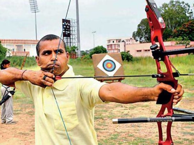 गंभीर बीमारी से जूझ रहे महान तीरंदाज लिम्बा राम की मदद के लिए बढ़े कई हाथ