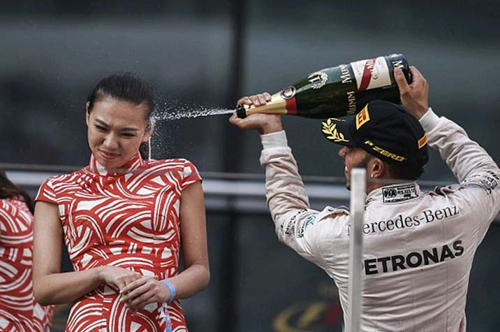 शैम्पेन विवाद पर बोली पोडियम गर्ल - जो कहा गया था, मैंने वही किया