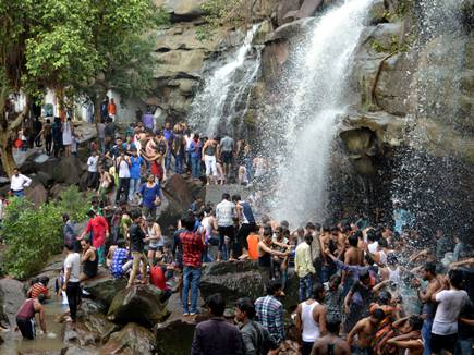 प्राकृतिक झरना 'महादेव पानी' का लुफ्त उठाने पहुंचे रहे पर्यटक