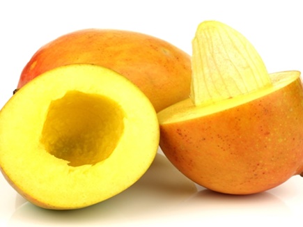 इस शख्स को मिली अनूठी गुठली, तैयार हुआ पूरे साल आम देने वाला पेड़