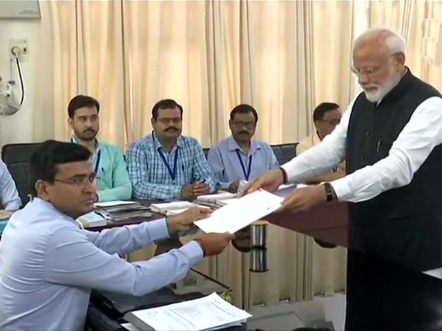 PM Modi Nomination Live: प्रधानमंत्री मोदी ने वाराणसी से भरा नामांकन ...