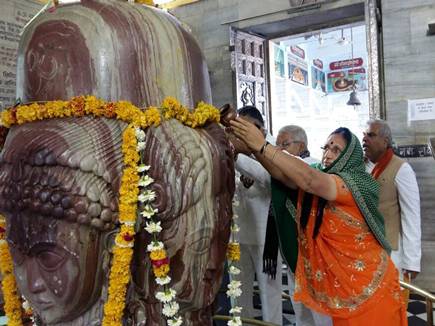 पशुपतिनाथ मंदिर पहुंचे प्रधानमंत्री नरेंद्र मोदी की बहन व बहनोई