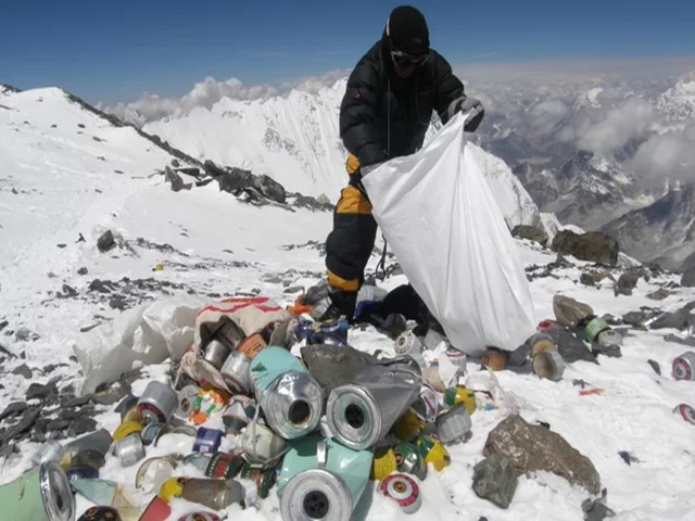 Garbage on Mount Everest: माउंट एवरेस्ट से अब तक इकट्ठा किया गया 3 हजार ...