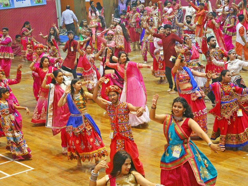 Naidunia Raas Ullas Garba : मुंबई की गाड़ी आवी रे हो जड़िया लाला ...