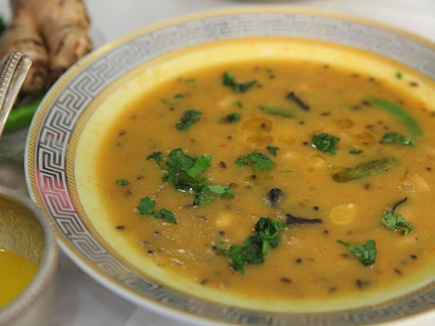 कुछ ही समय में बनाइए केरी वाली दाल ढोकली