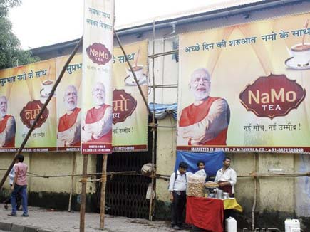 पोस्टरों में चाय बेचते नजर आ रहे पीएम मोदी