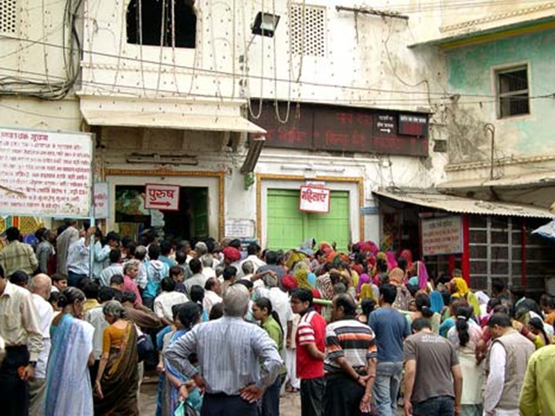 Rajasthan: नाथद्वारा में भक्तों को मिल रहा 'कोड़े का प्रसाद ...