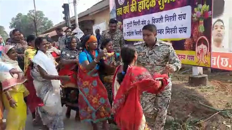 Kondagaon News: नाराज ग्रामीणों ने पुलिस अधिकारी को सरेराह दौड़ाया ...