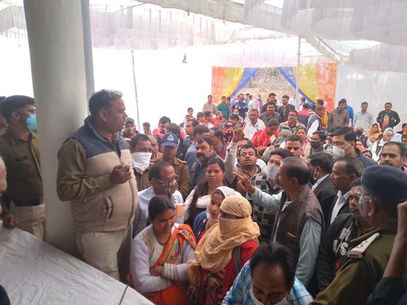 दमोह में हाउसिंग बोर्ड के मकान आवंटन प्रक्रिया में जमकर हुआ विवाद ...