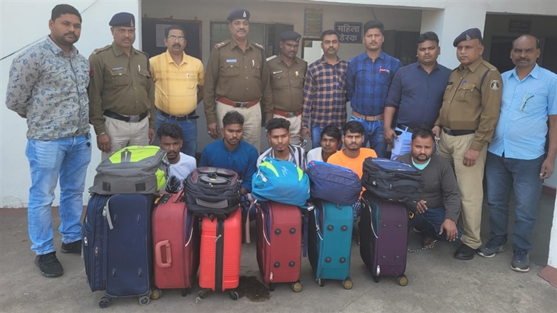 Raipur News: ट्रेन के एसी कोच में ट्राली बैग में छिपाकर गांजा की कर रहे ...