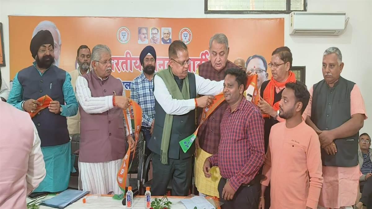 पार्षद देवांगन ने कांग्रेस को दिया झटका किया भाजपा में प्रवेश