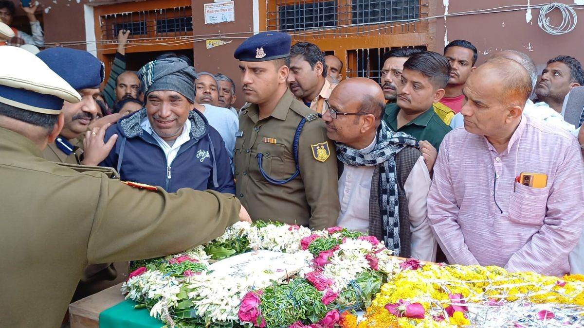 छत्तीसगढ़ में बलिदानी के पिता बोले- दूसरा बेटा होता हो उसे भी नक्सलियों ...