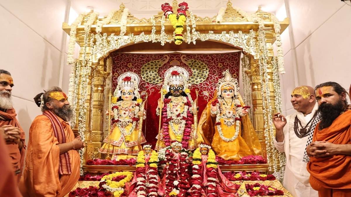 Indore Ram Mandir: अभिजित मुहूर्त में प्रसन्नचित ध्यान मुद्रा में ...