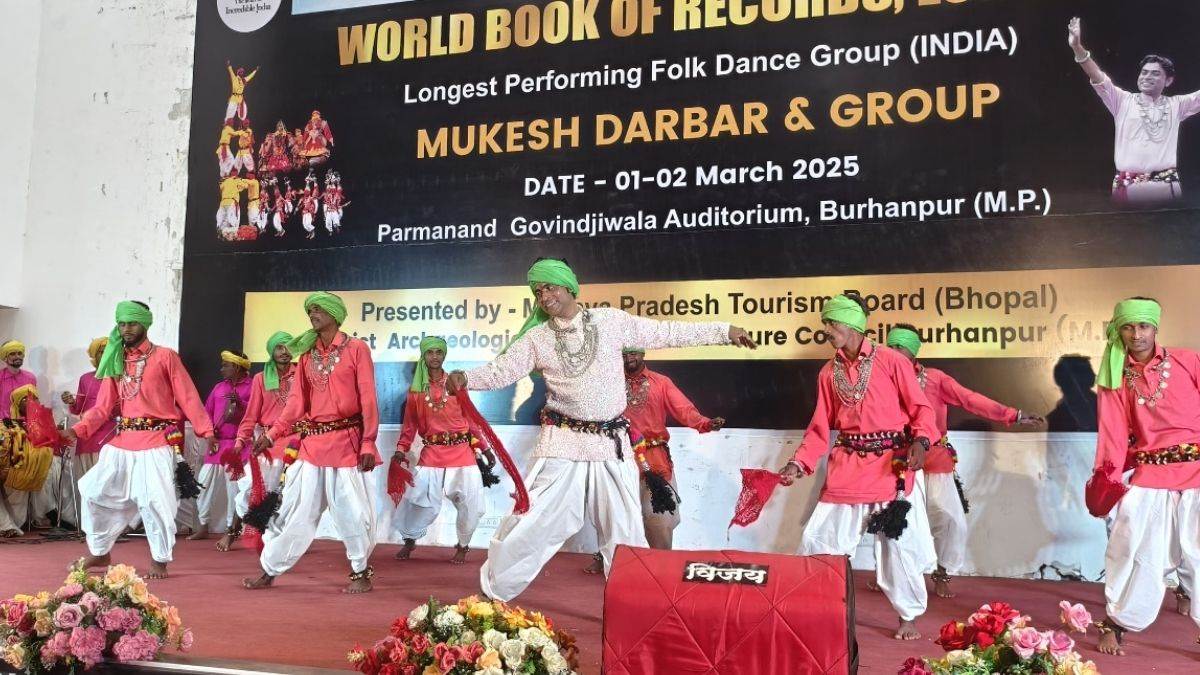 MP News: लगातार चौबीस घंटे लोक नृत्य कर विश्व रिकार्ड बनाने मंच पर उतरे ...