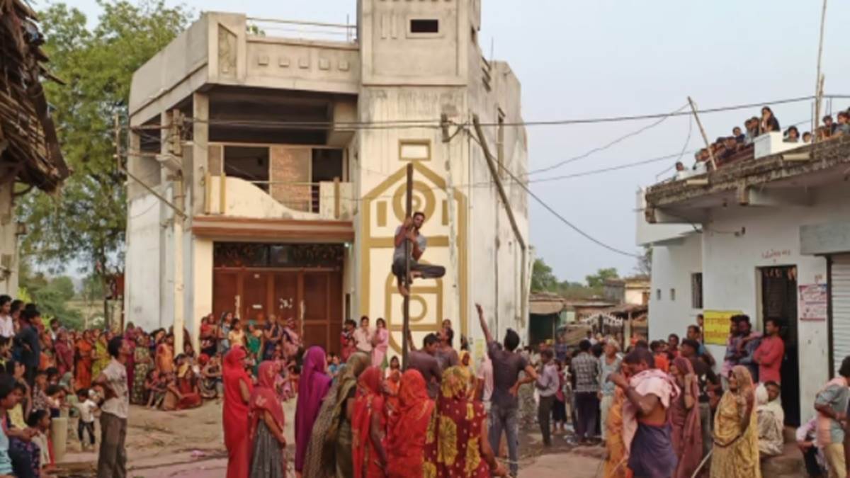 Barwani News: 20 फीट ऊंची बल्ली पर चढ़कर युवाओं की टोली ने उतारी गुड़ ...