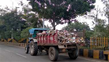 ट्रैक्टर-ट्राली से ढो रहे बिना ढंके कचरा - Tractor trolley carrying ...
