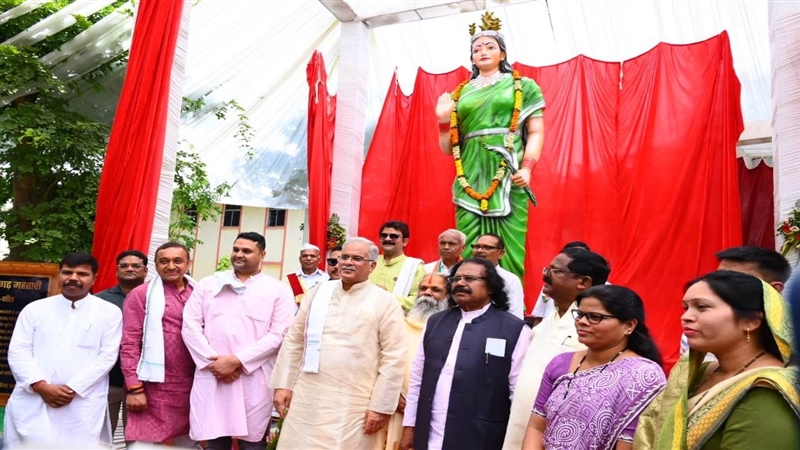 CM at Raigarh: मुख्यमंत्री ने छत्तीसगढ़ महतारी की प्रतिमा का किया ...