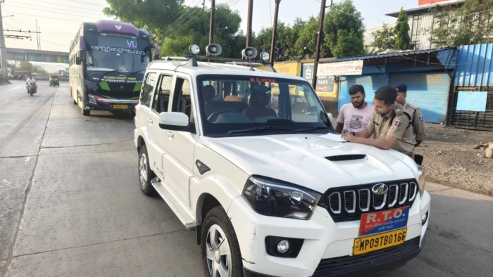 इंदौर में RTO की बड़ी कार्रवाई, बिना परमिट दौड़ रहीं 2 बसों पर 1 लाख ...