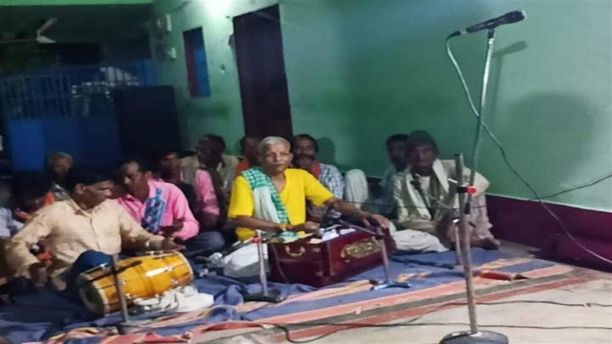 Ex Minister Dance in Umaria : पूर्व कैबिनेट मंत्री ज्ञान सिंह ने ...